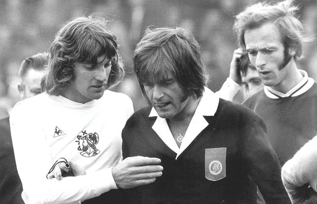 Excentrieke oud-scheidsrechter Frans Derks overleden (89) - NRC