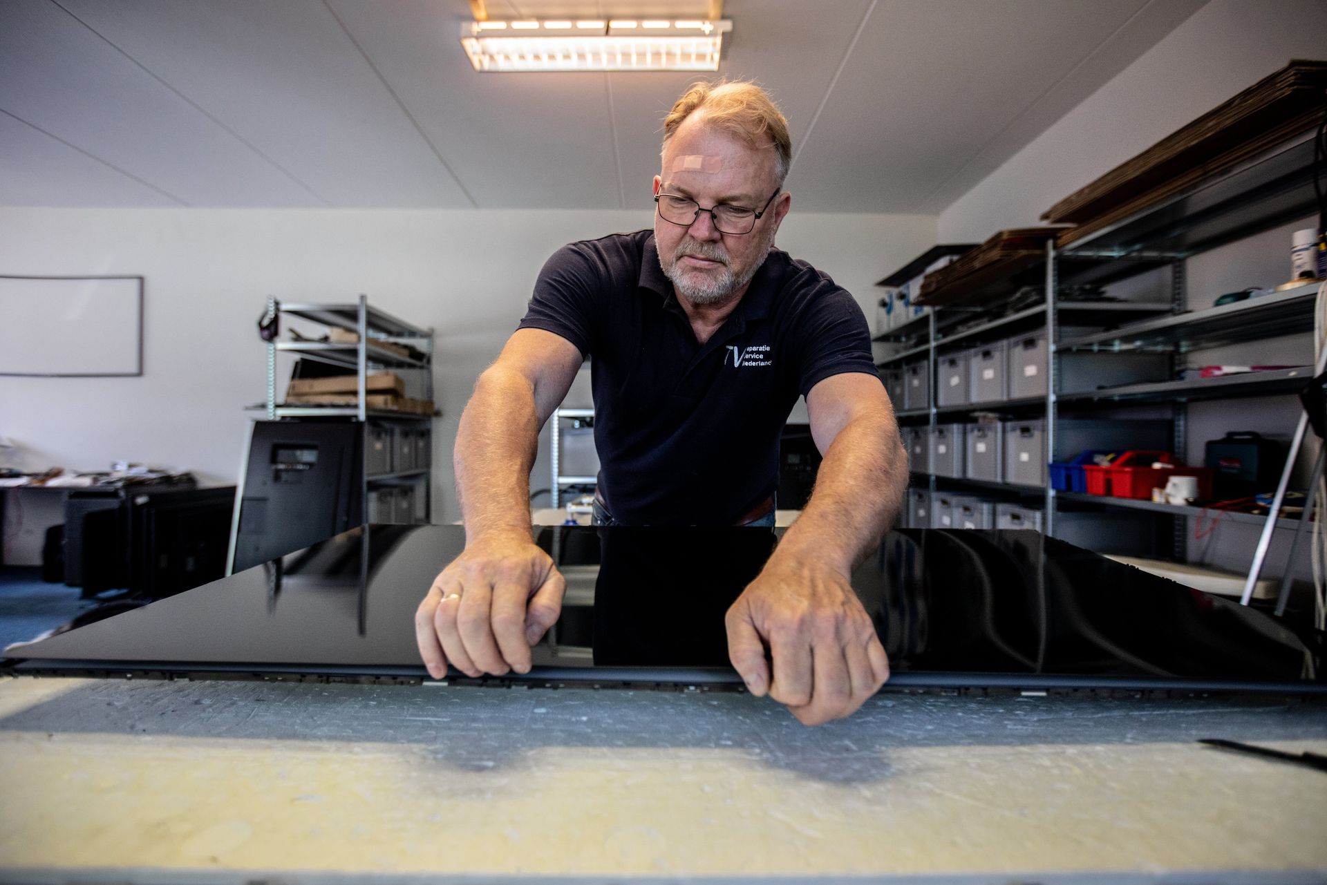 Maar al te vaak gaat een tv naar de schroothoop door een mini-defect ...