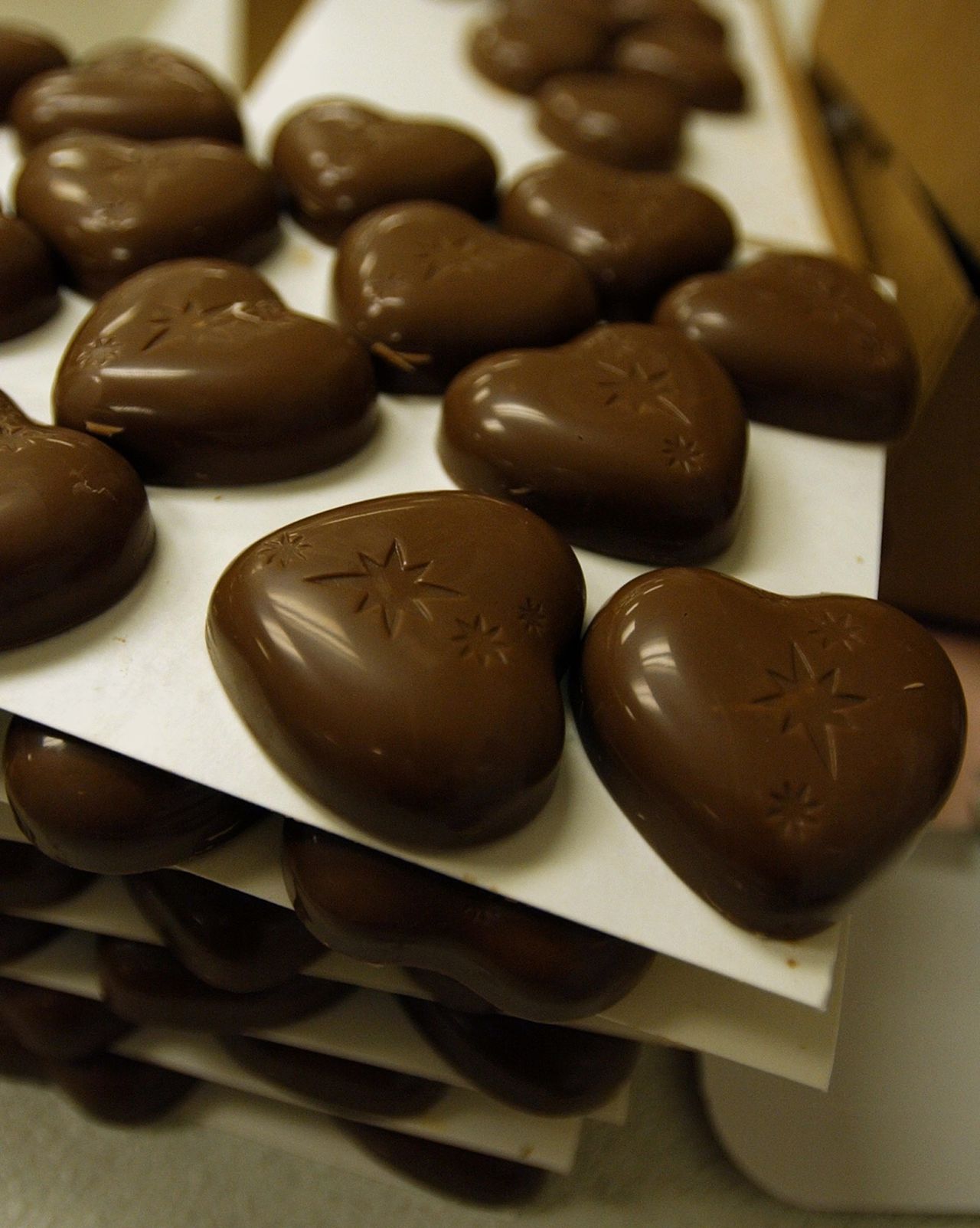 Cadeautje voor je valentijn? Pas op, er zit bloed aan chocola - NRC