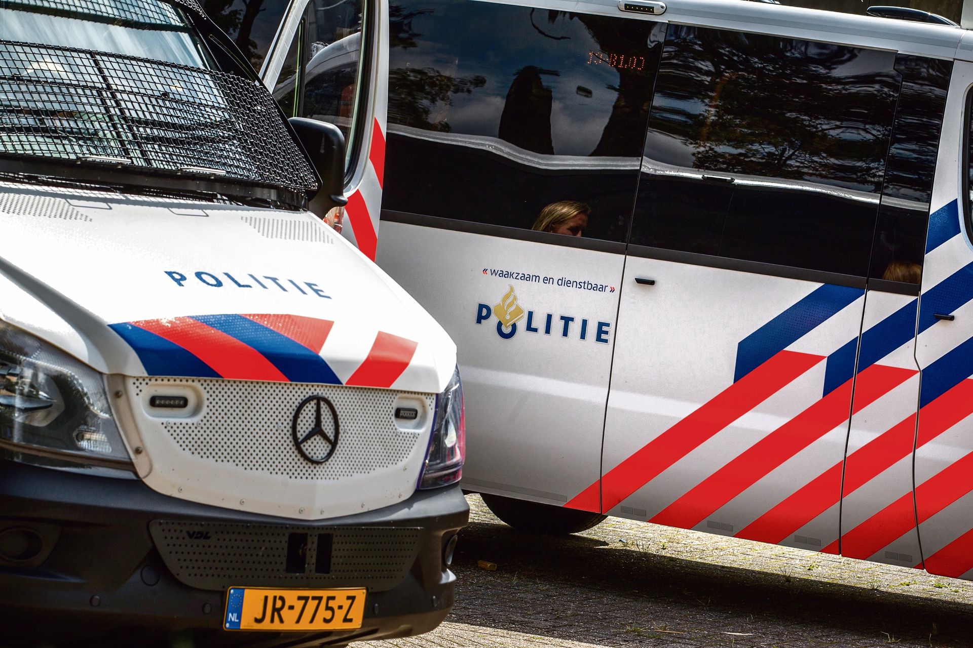 Amsterdamse politie weigert te rijden in nieuwe ME-bus - NRC