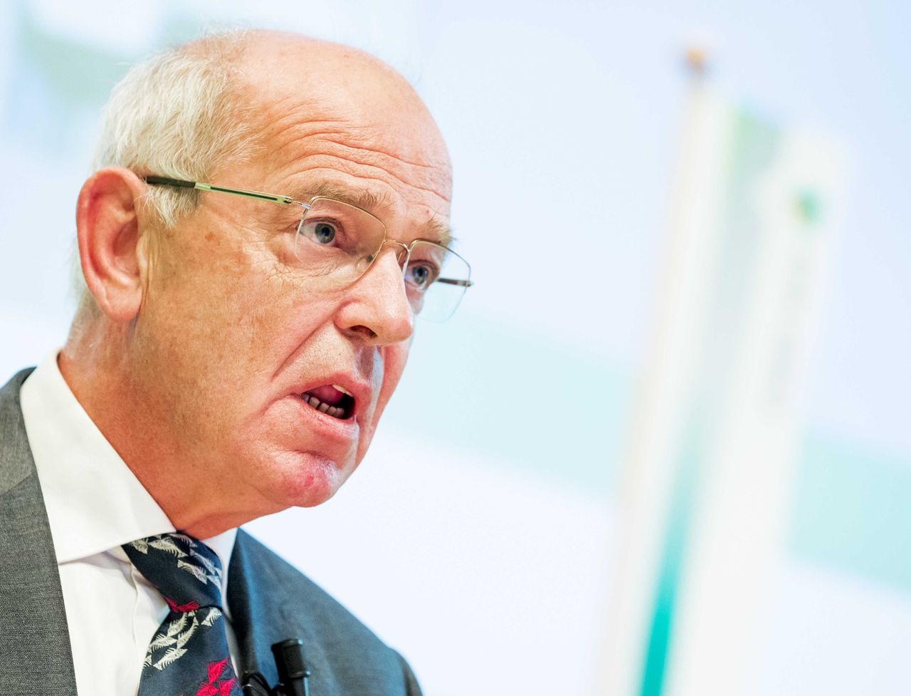 Gerrit Zalm stapt volgend jaar op bij ABN - NRC