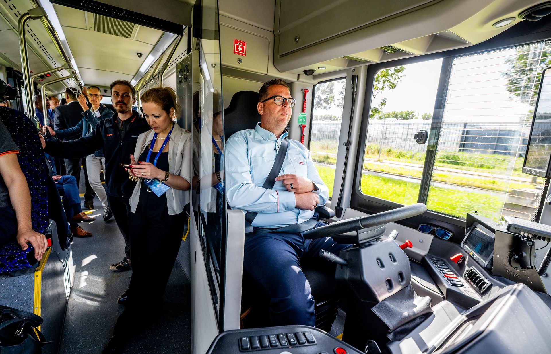 Netjes parkeert de robotbus zichzelf naast de stoep. ‘Zo strak zie je ...