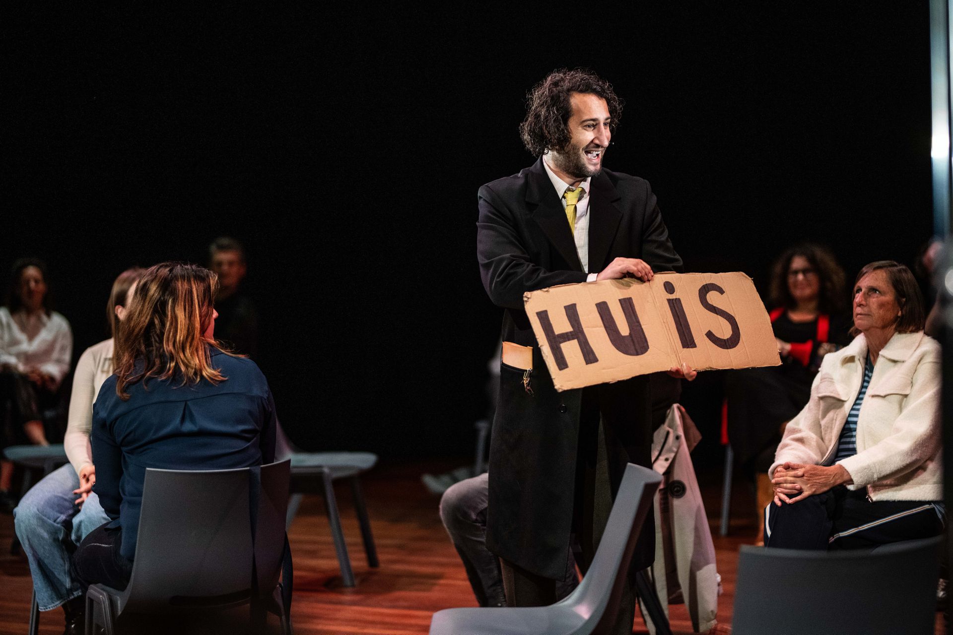 ‘Denkend aan Holland’ toont de eenzaamheid van een nieuw leven na het ...