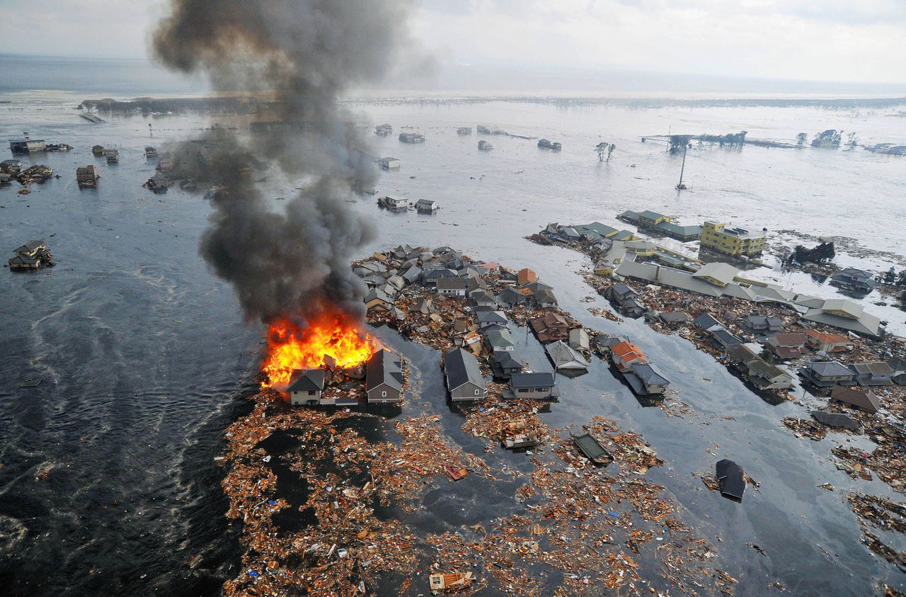 Zware aardbeving noorden Japan, doden door tsunami en branden - NRC