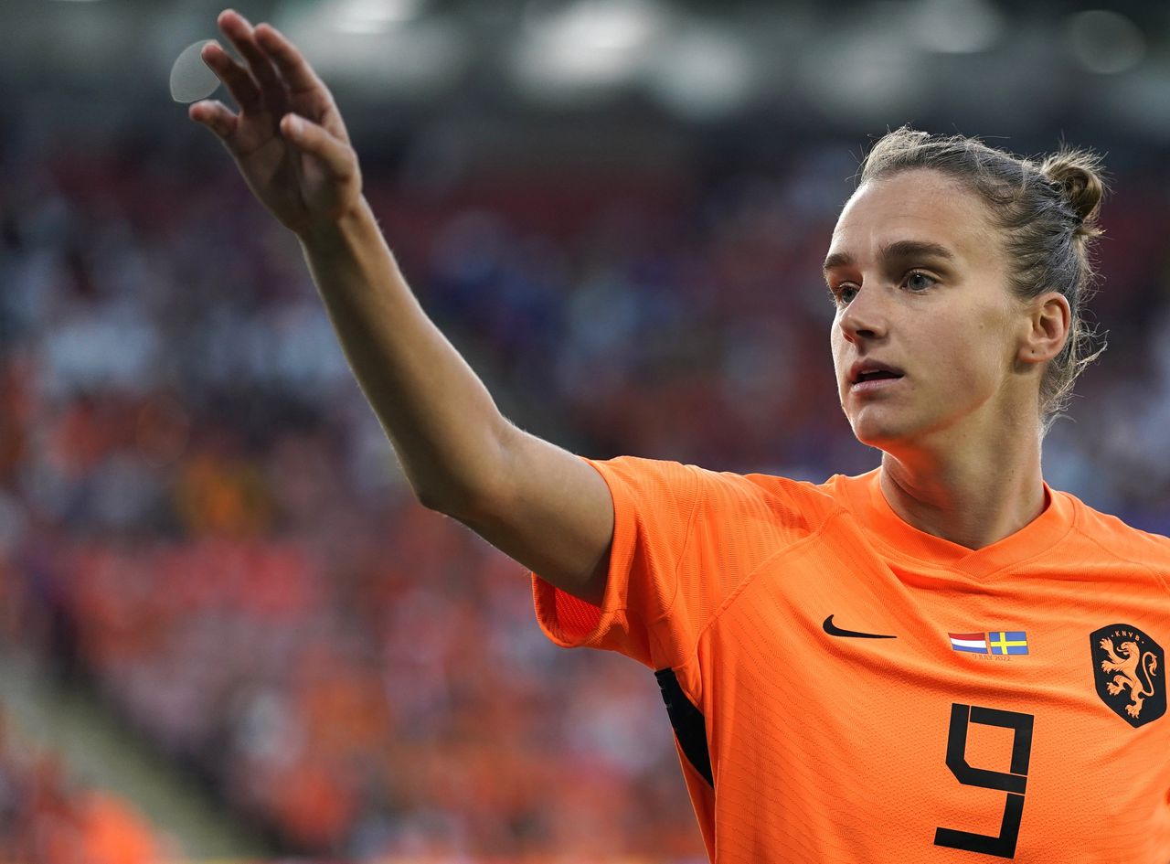 Na Groenen test ook Oranje-spits Miedema positief op corona - NRC