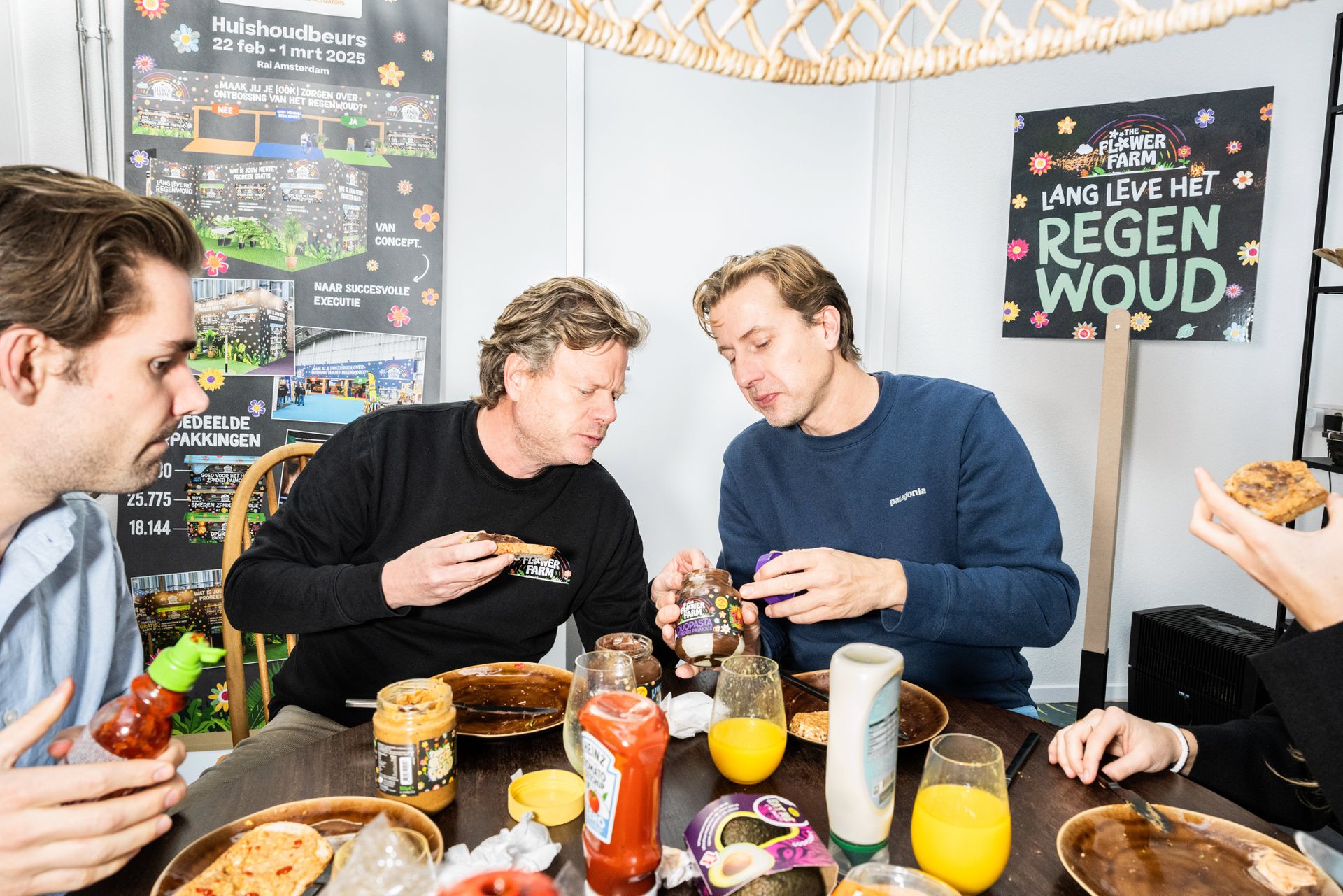Arjen van Strien test tijdens de lunch de viscositeit van z’n eigen ...