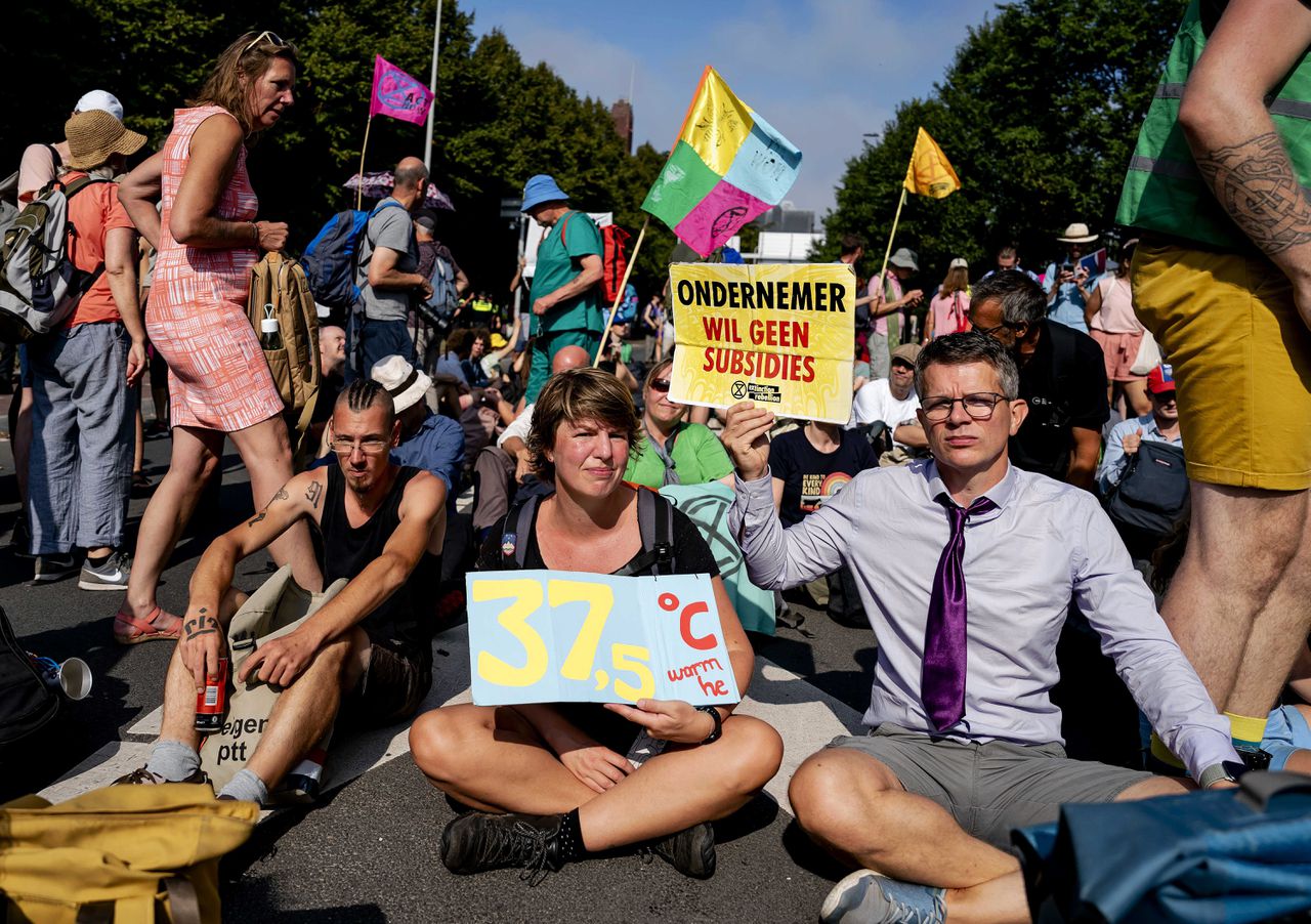 Politie maakt einde aan derde A12-blokkade op rij door Extinction Rebellion - NRC