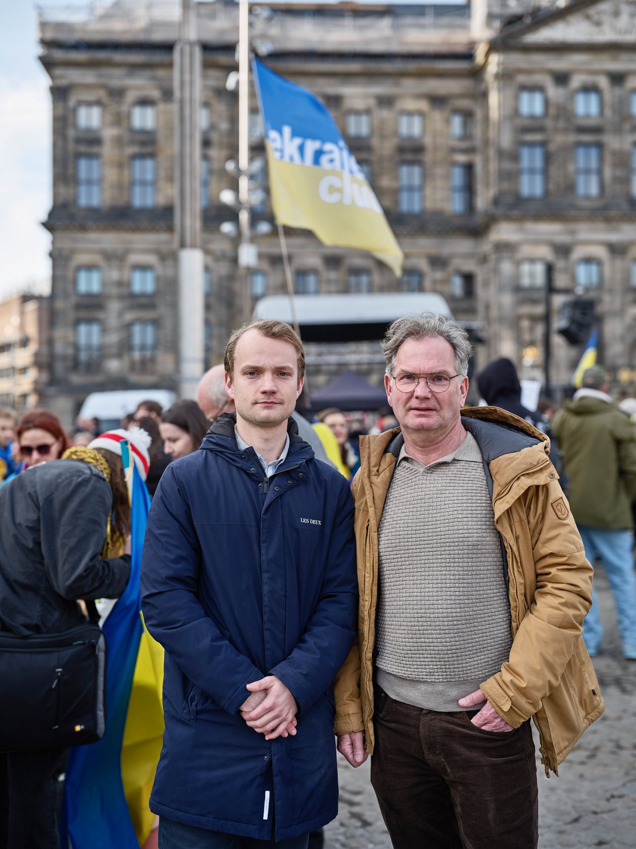 Het voelt een beetje ongemakkelijk, maar toch gaan Simon (61) en Joris ...