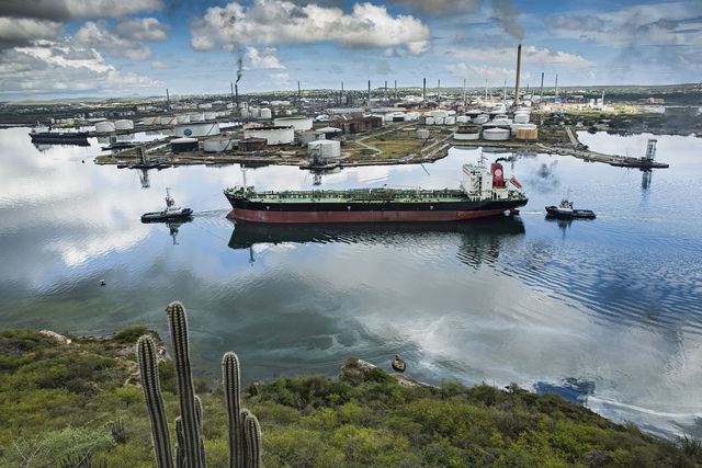 Isla, de kwijnende oliefabriek met uitzicht op zee - NRC