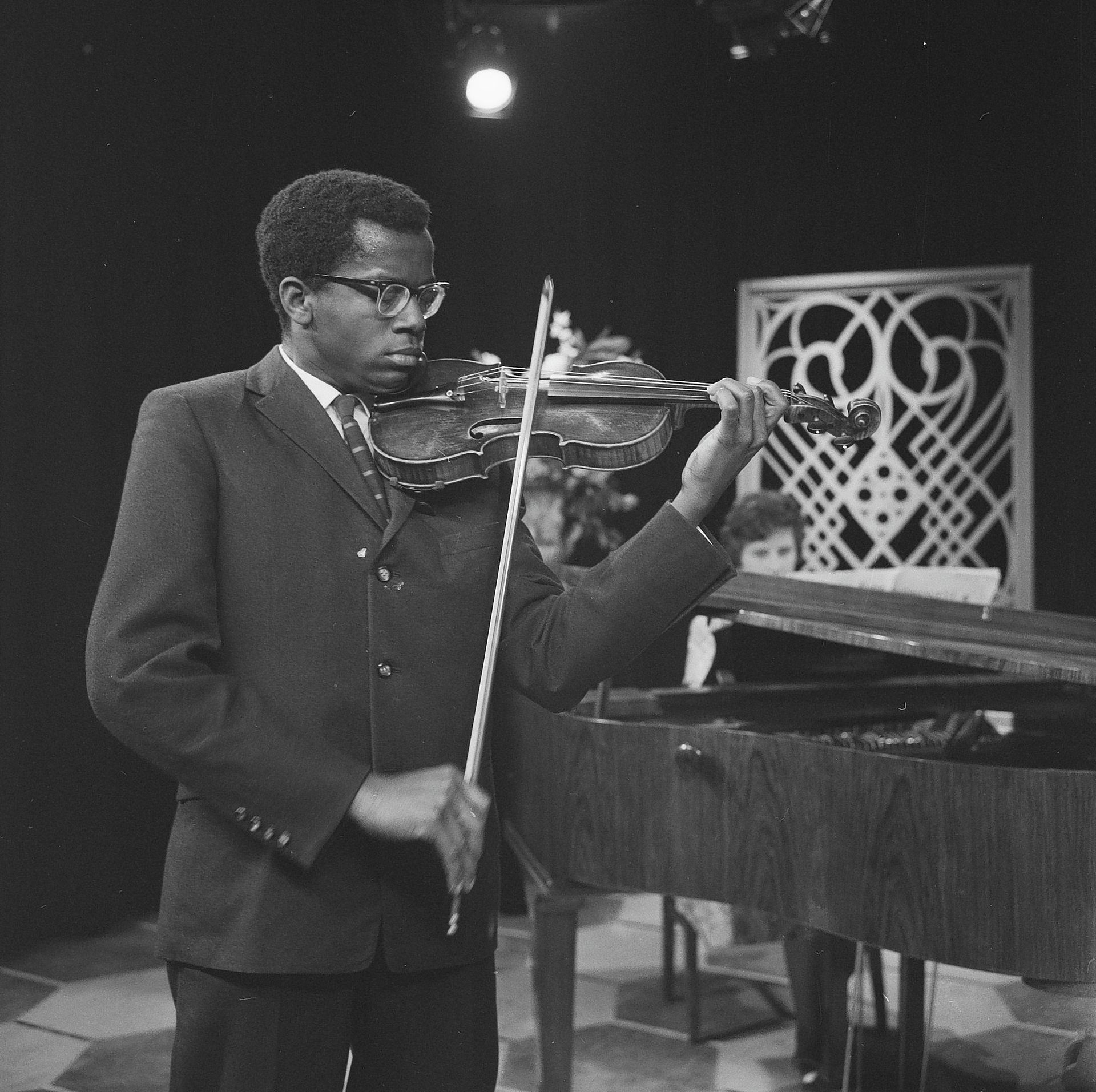 John Helstone (1944-2023): violist met een fabelachtige strijkarm - NRC