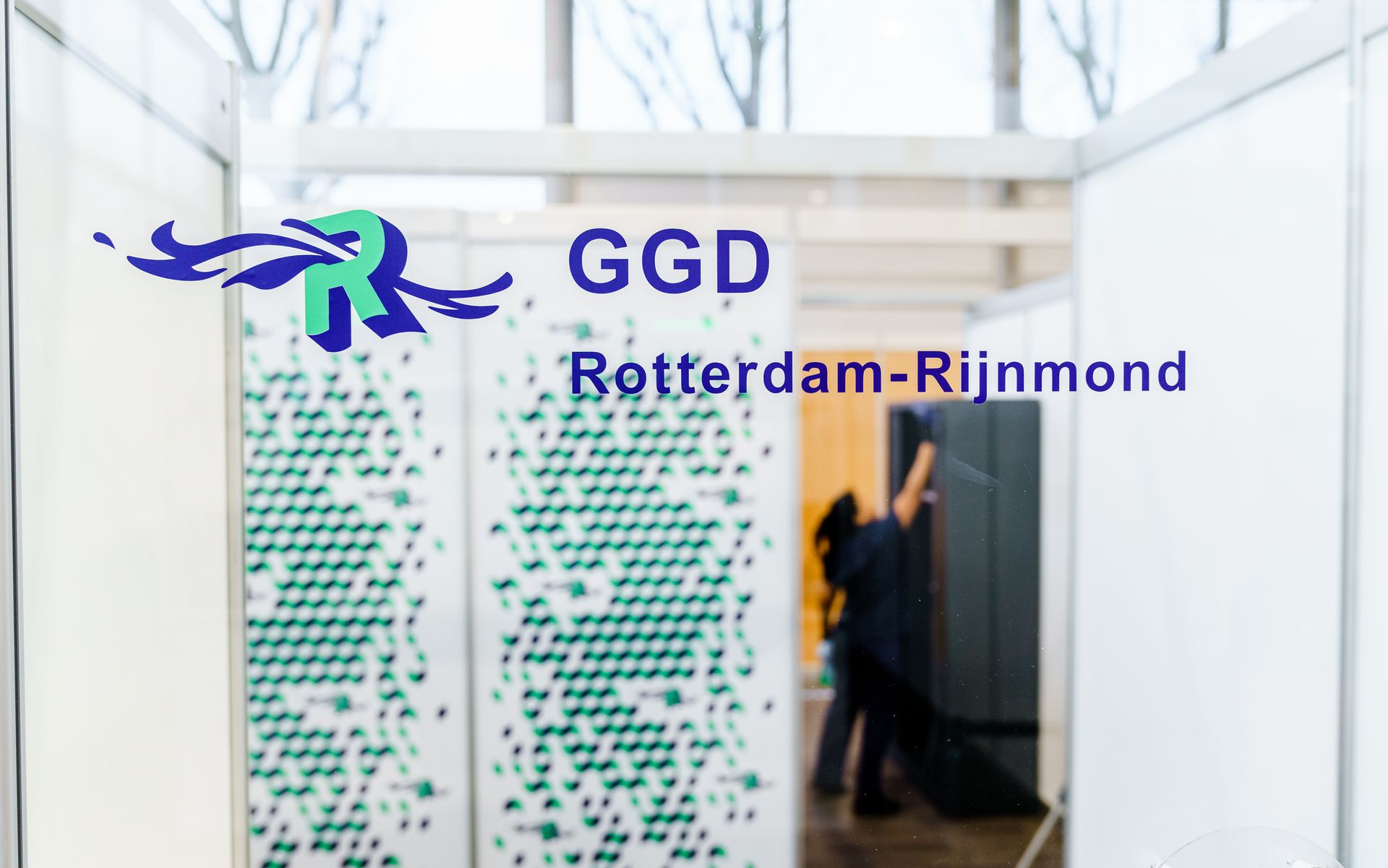 Twee testlocaties van GGD Rotterdam-Rijnmond gesloten vanwege drukte - NRC