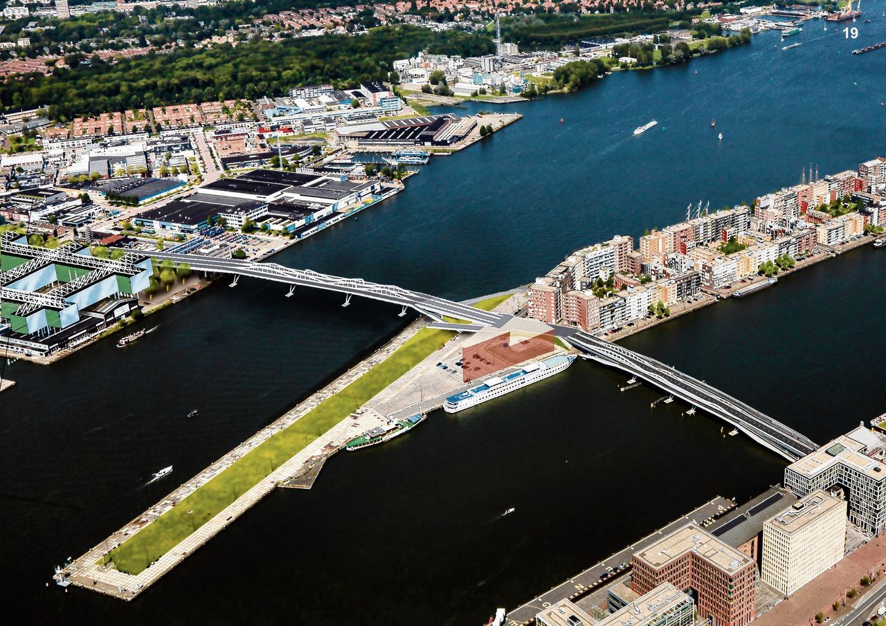 ‘Een brug over het IJ is als zebrapad over de A4’ - NRC
