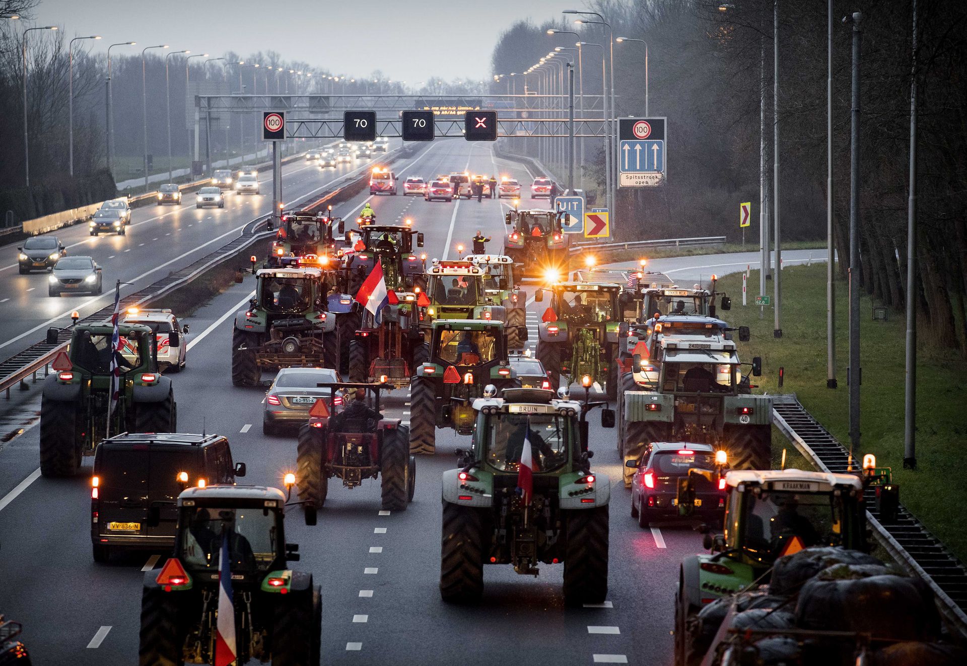 Bouwers en boeren protesteren met versnipperde blokkades - NRC