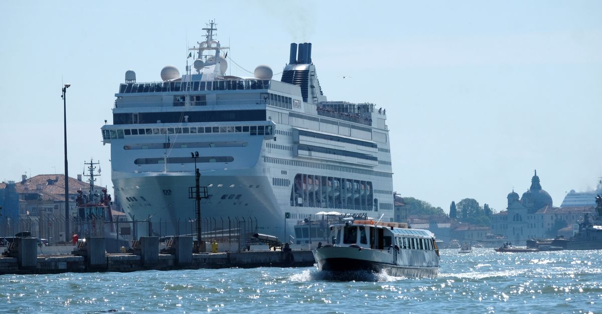 Groot cruiseschip ramt rondvaartboot en kade Venetië - NRC