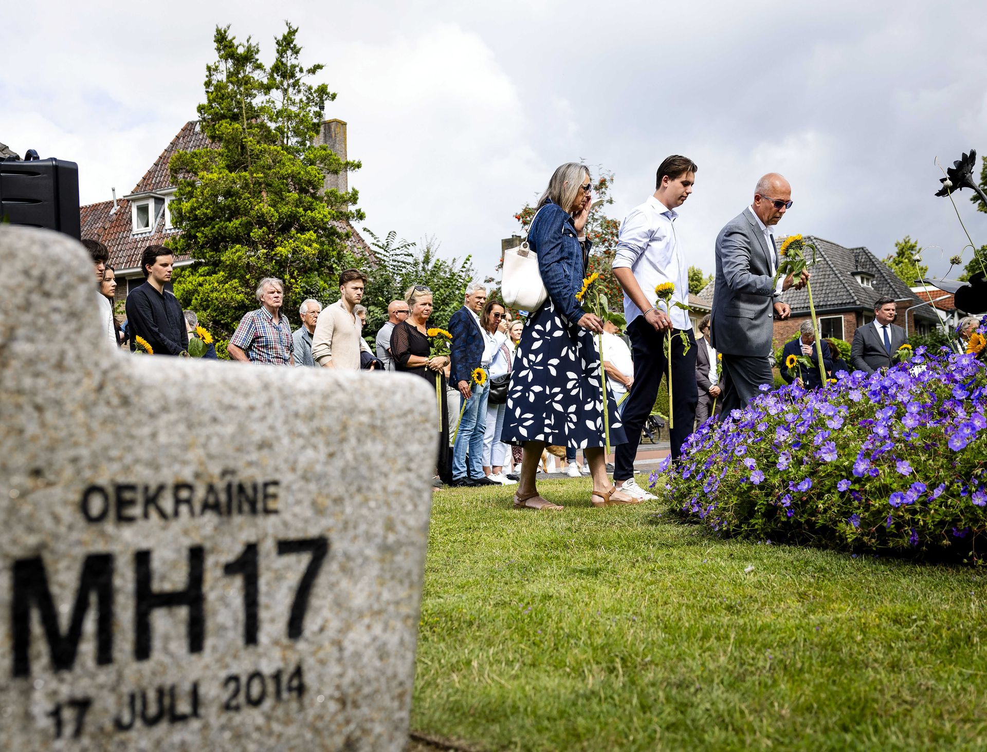 ’s Nachts kwam de passagierslijst van de MH17. Zij zette vijf kruisjes ...