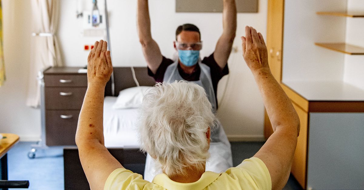 Voorlopig geen compensatie voor zorgmedewerkers die door long covid baan verloren - NRC