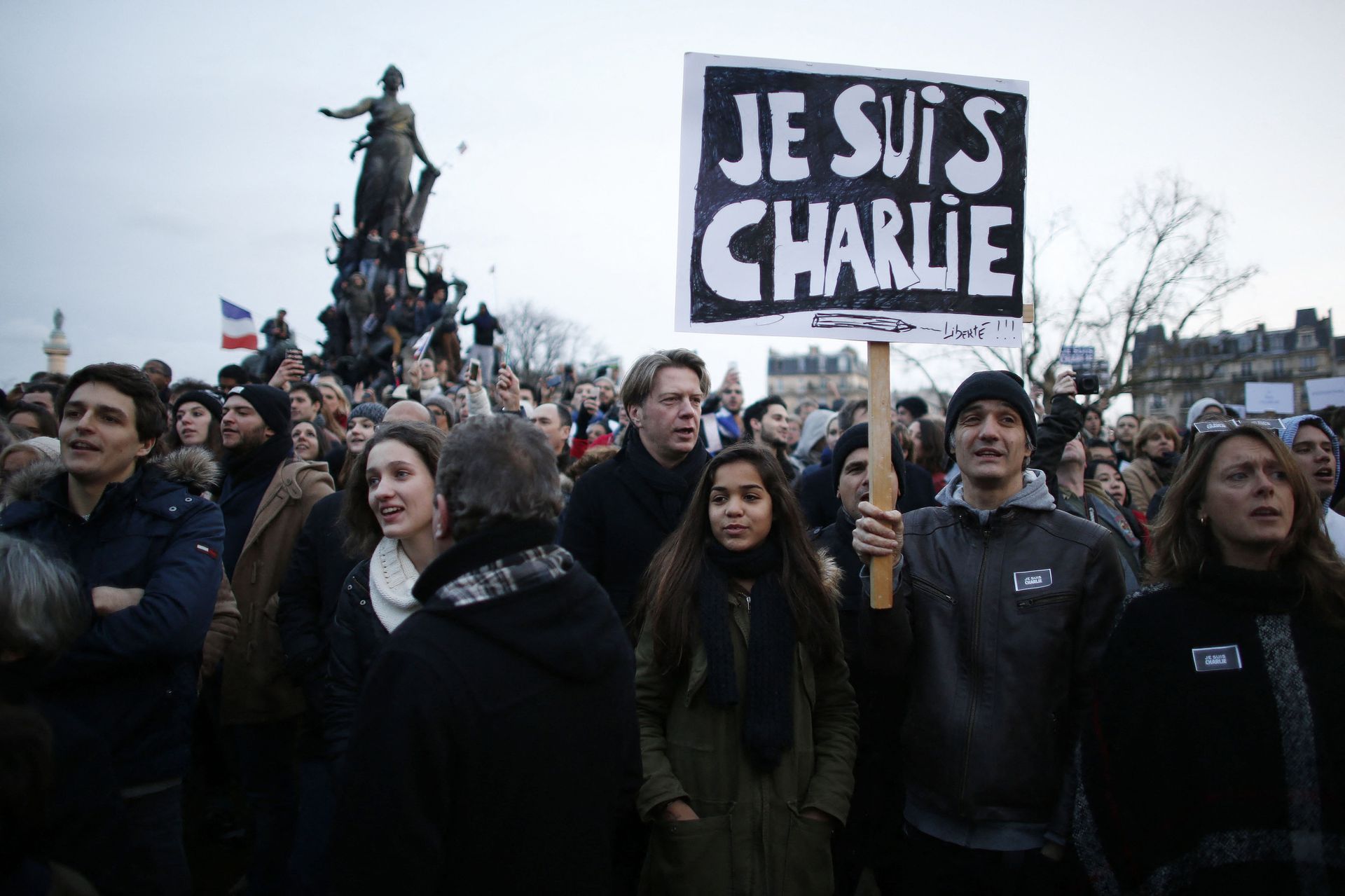 Charlie Hebdo blijft lachen, maar nu vanaf een geheime locatie - NRC