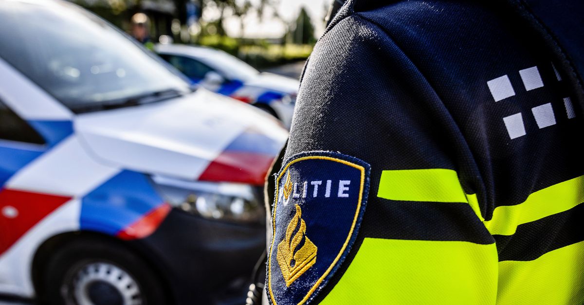 Politieagent zet knie op torso bewusteloze man, Rijksrecherche doet ...