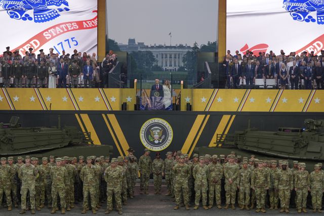 Zowel Trumps bewonderaars als vijanden bezoeken zijn militaire parade - NRC