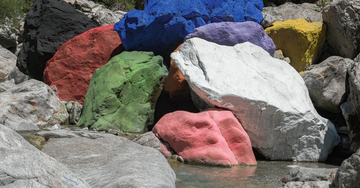 Roze rotsen met een hoedje van sneeuw - NRC