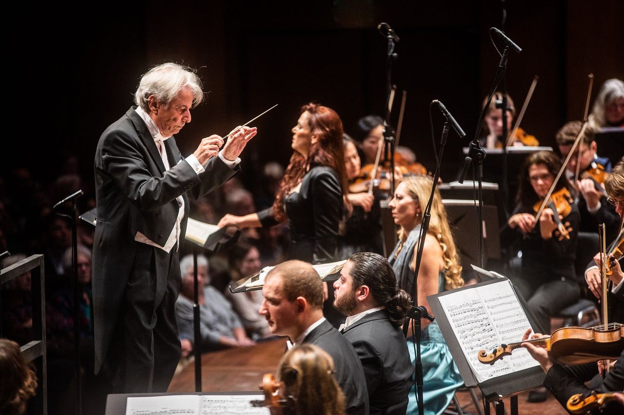 Topdirigent Haenchen is analytisch en swingend bij het NNO - NRC