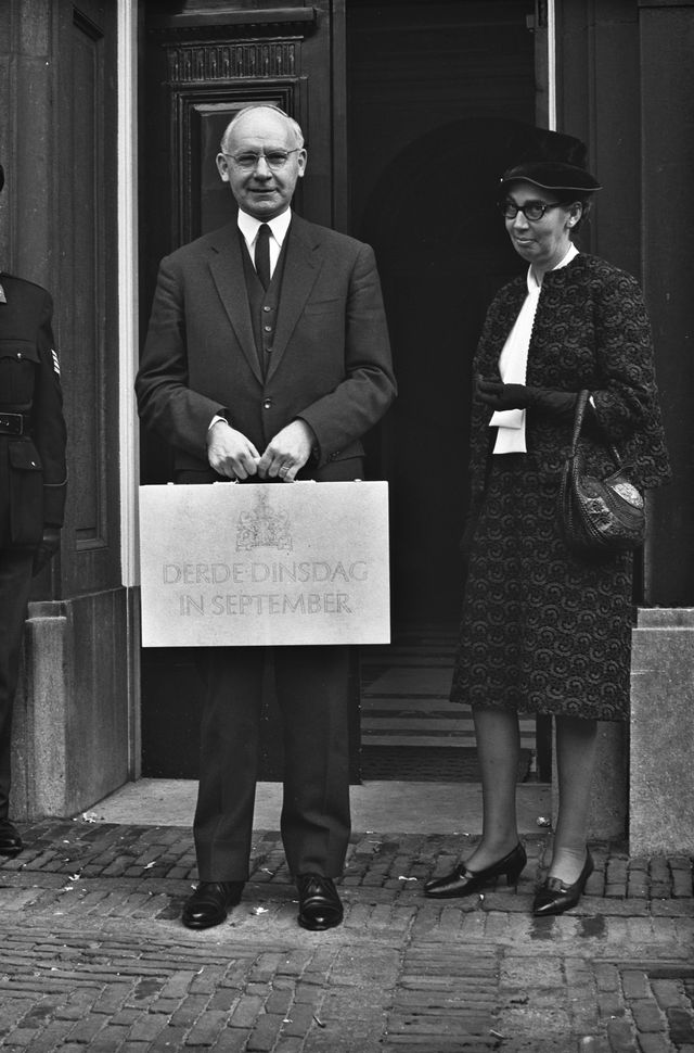 De miljoenenkoffertjes door de jaren heen - NRC