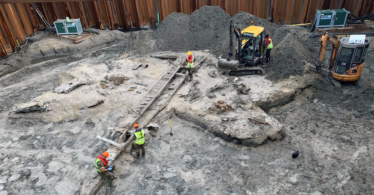 Archeologen moeten vliegtuigwrakken opgraven met de handen op de rug - NRC