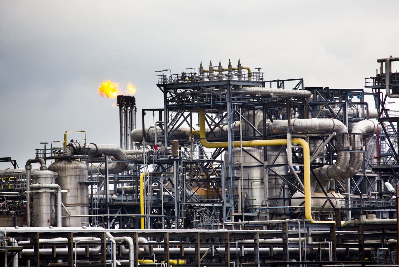 Dalende olieprijs door overproductie en lage vraag - NRC