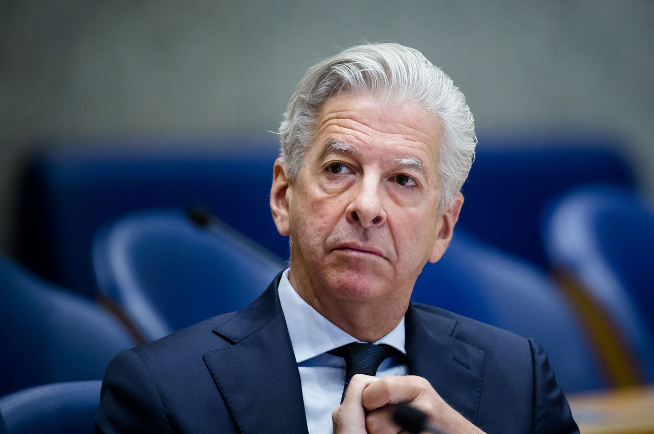 Ronald Plasterk weer aan het werk als minister - NRC