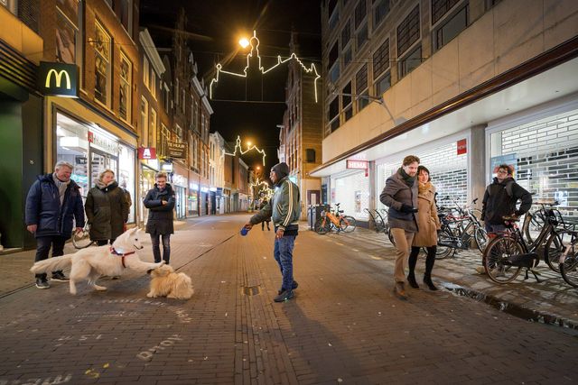 Avondklok: lege straten, aangelijnde honden én geweld en vlammen - NRC