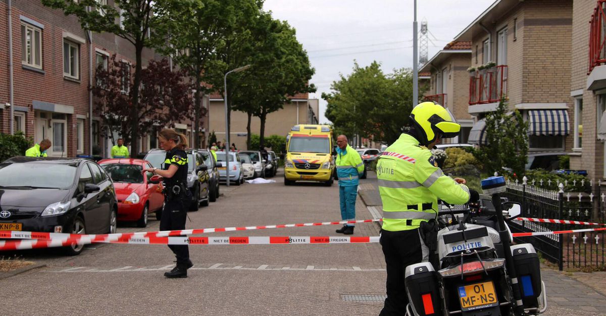Dode bij schietpartij naast basisschool Zaandam - verdachte aangehouden - NRC