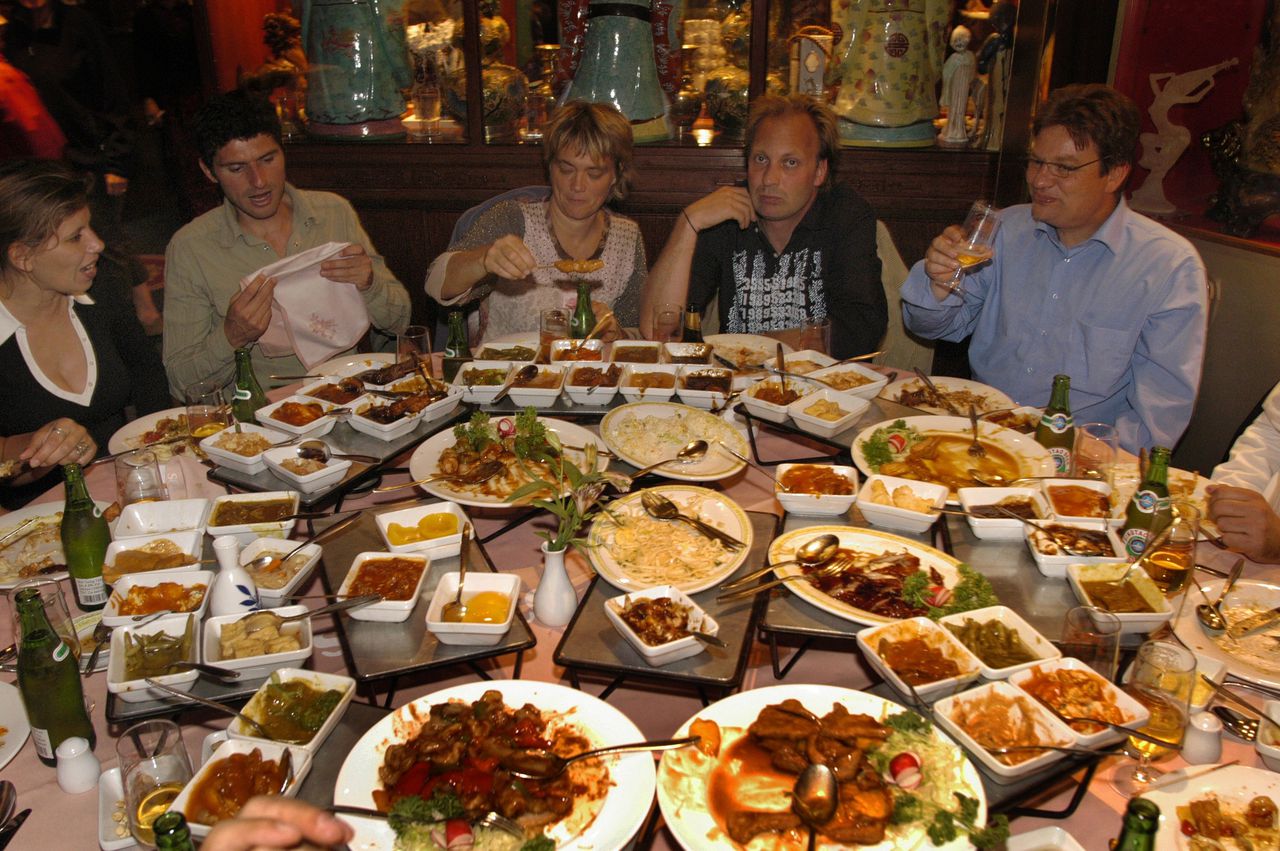 Opinie | Is die rijsttafel zelf eigenlijk wel Indonesisch? - NRC