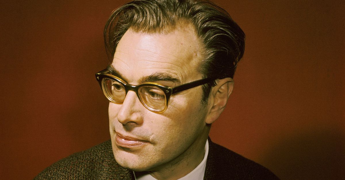 Olijk en zwaarmoedig, burgerlijk en pesterig, Godfried Bomans was een ...