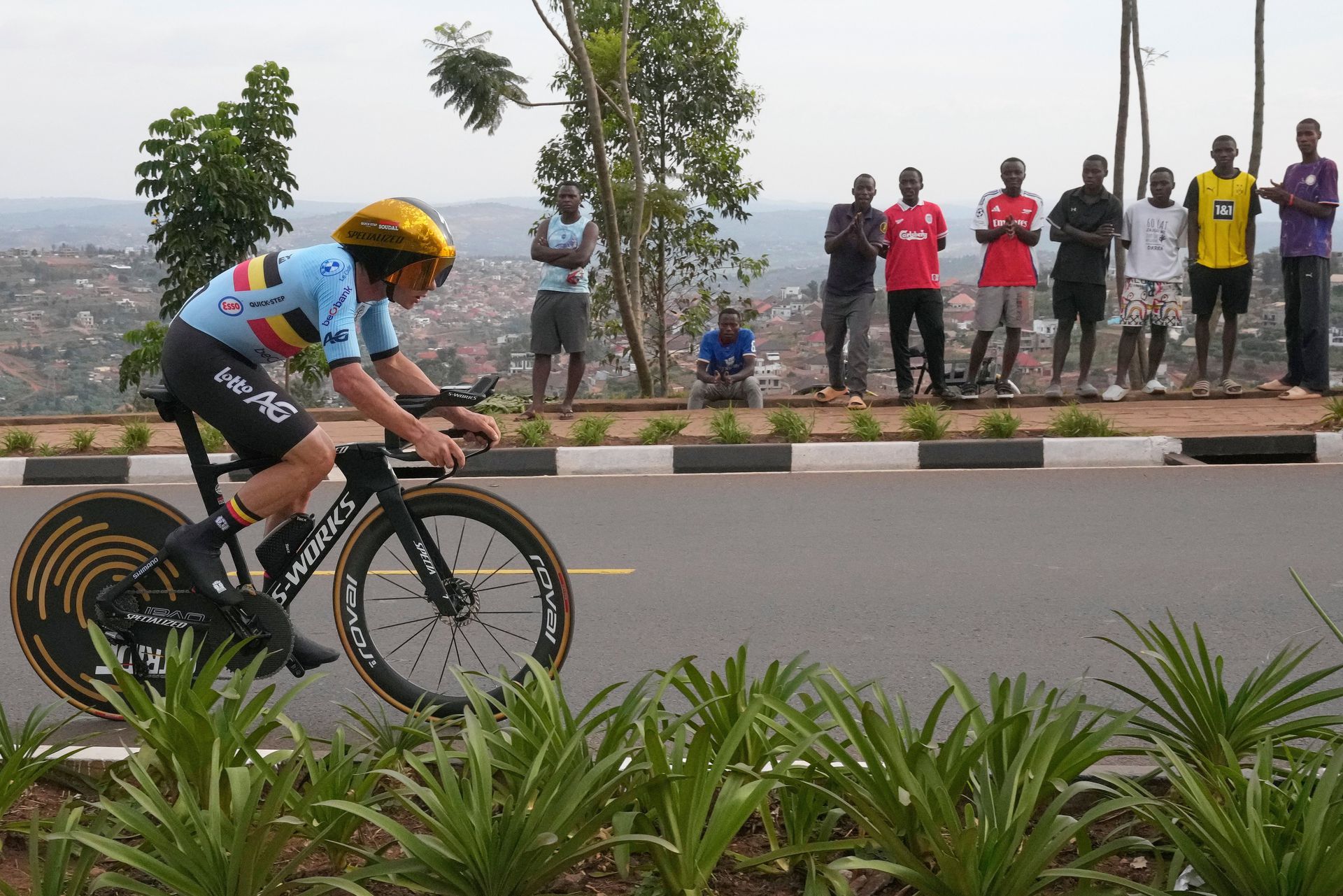 In Kigali doet Remco Evenepoel het ondenkbare: wereldkampioen Pogacar ...