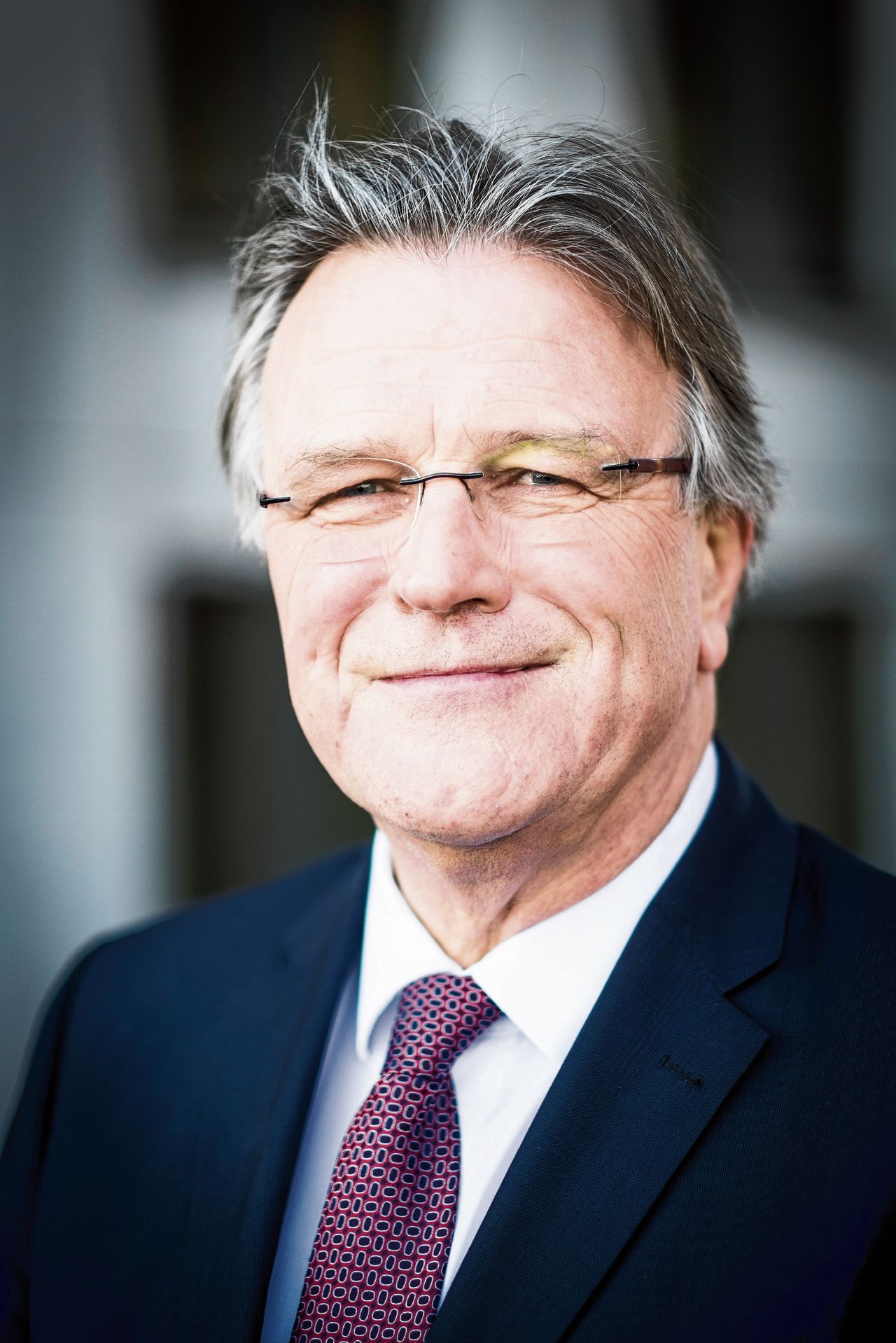 Topambtenaar vertrekt bij Justitie onverwacht vroeg - NRC