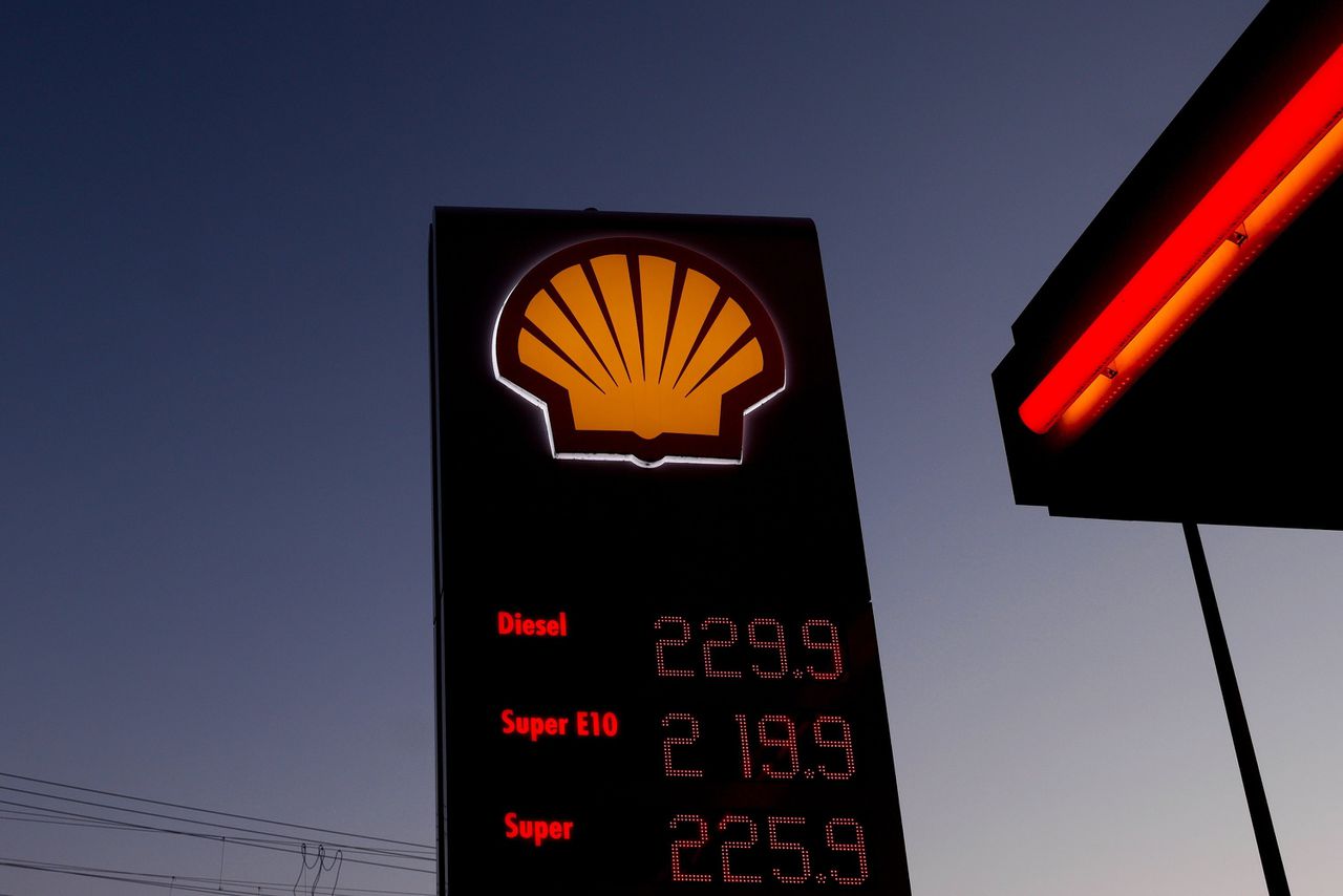 Shell boekt weer megawinst, opnieuw gul voor beleggers - NRC