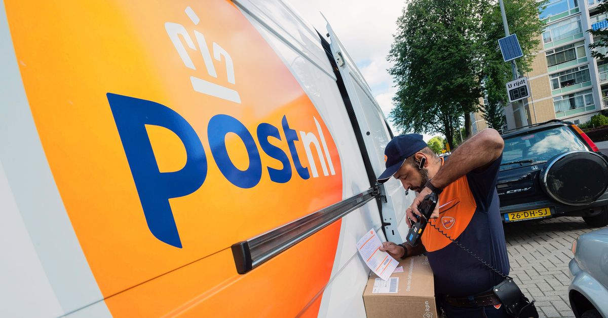 Nieuwe bezuinigingen PostNL door krimp postmarkt - NRC