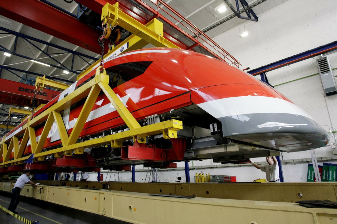 Zweeftrein afscheidscadeau voor Stoiber - NRC