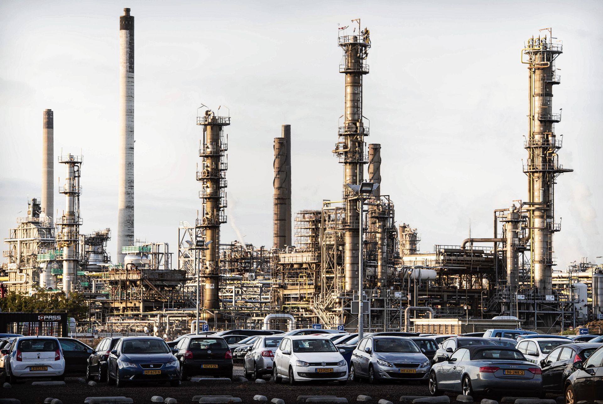 Raffinaderij nog weken dicht - NRC