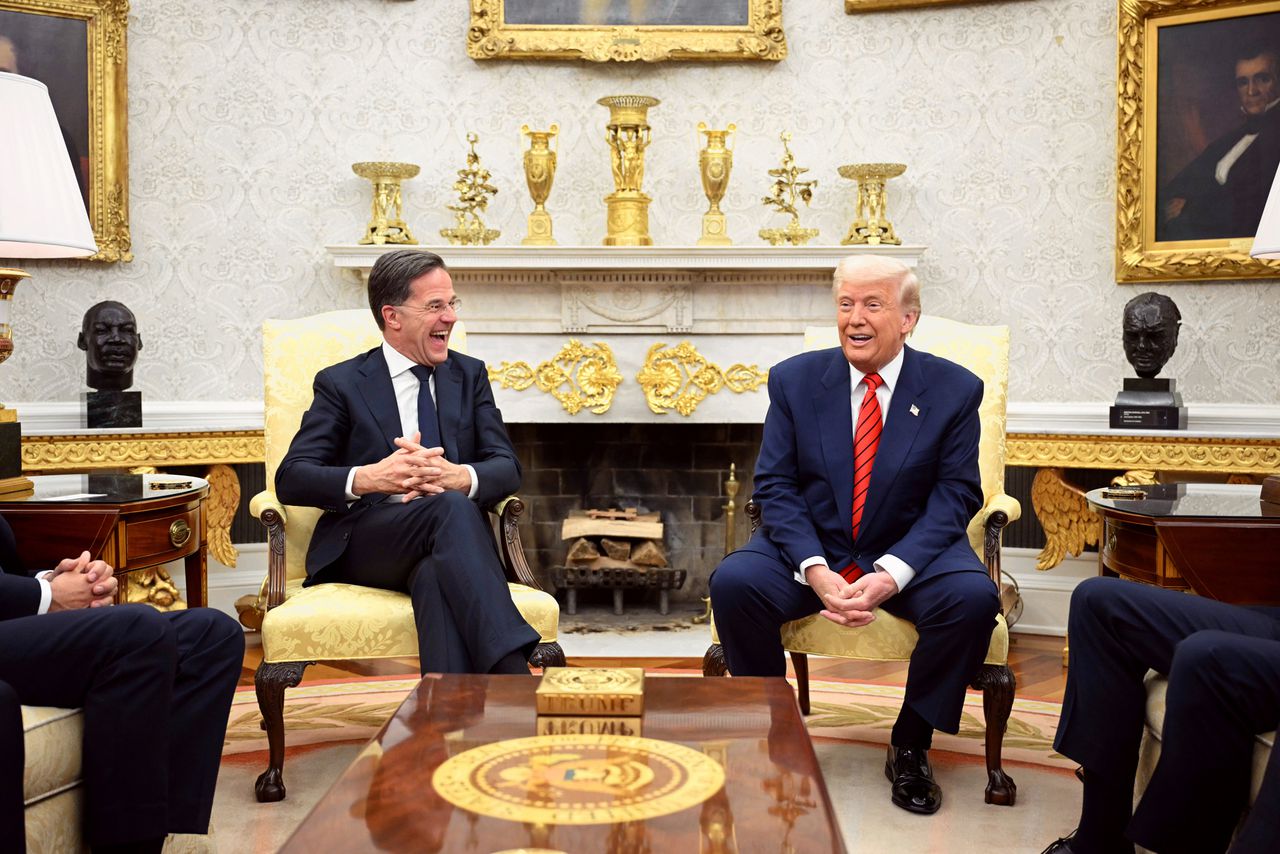 Trump en Rutte complimenteren elkaar tijdens het eerste bezoek van NAVO ...