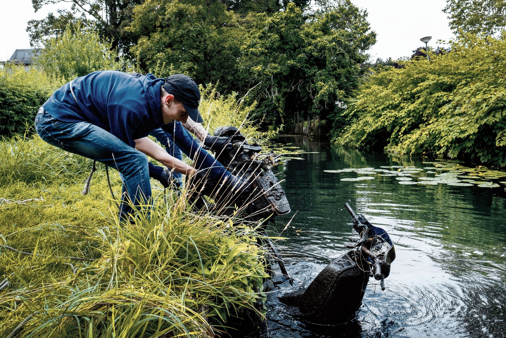 Een scooter, schoorsteen en een Duitse helm - NRC
