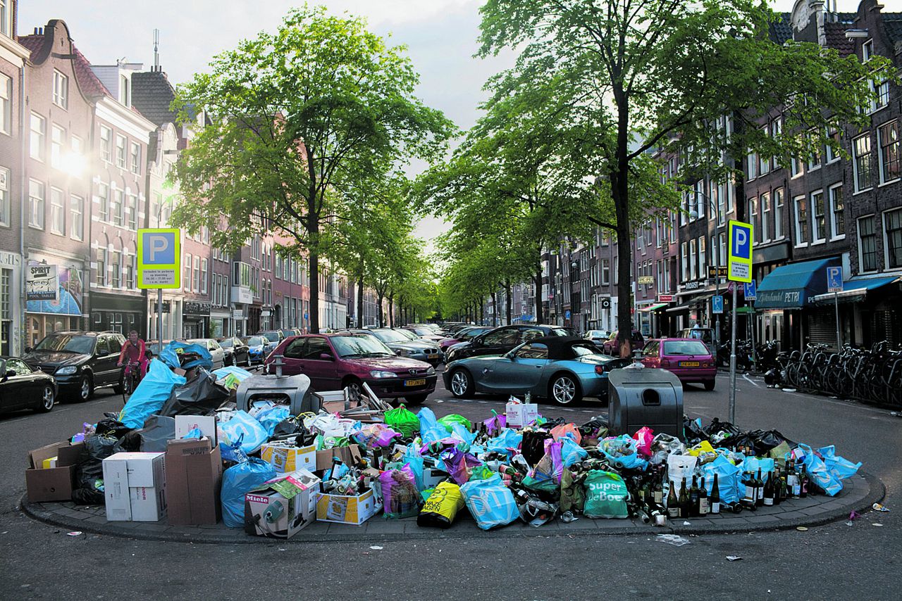 Vuilnis hoopt zich op in Amsterdam - NRC