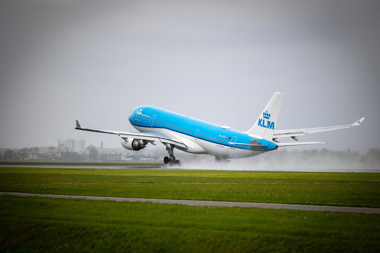 Winst Air France-KLM halveert - NRC