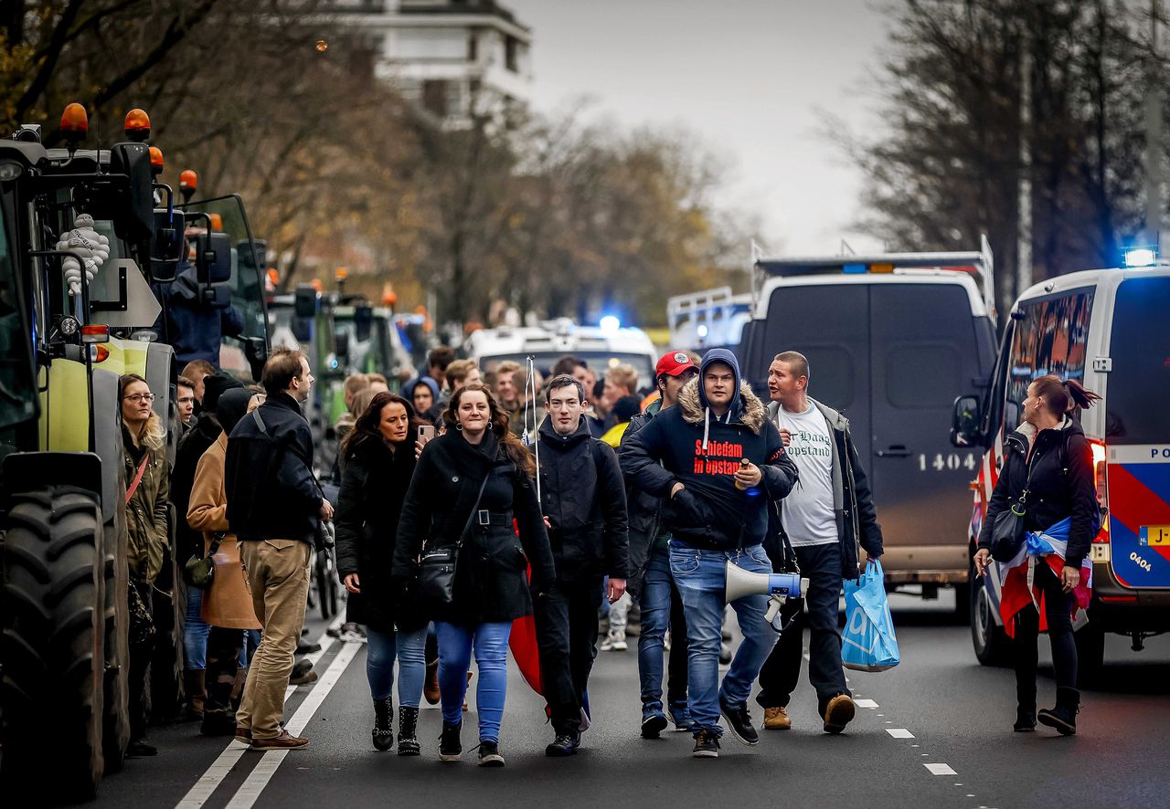 Twee boeren gearresteerd bij protest in Den Haag - NRC
