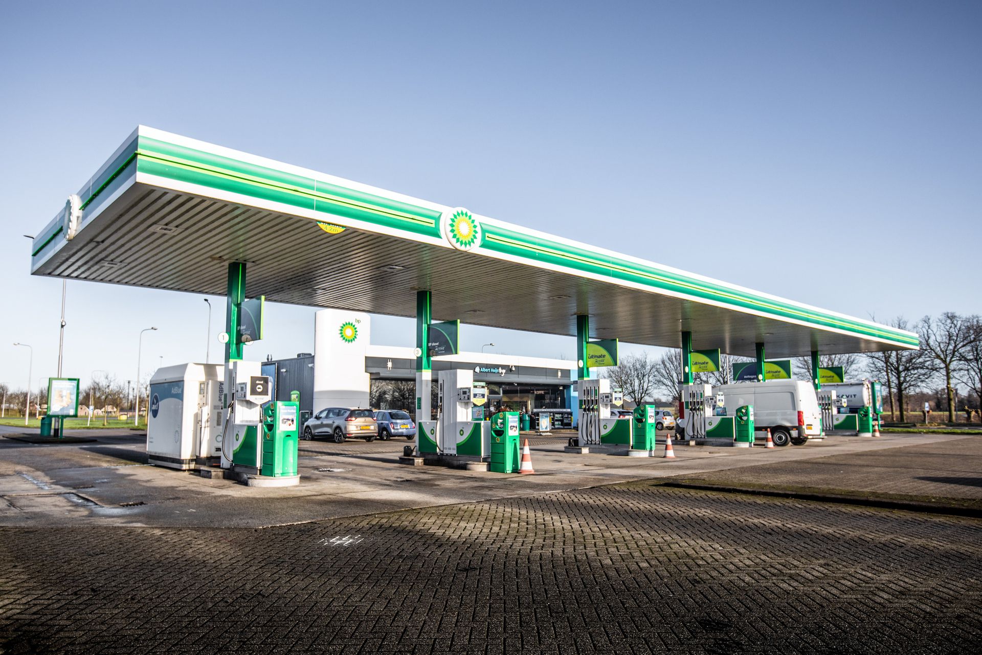 Weer komt de literprijs benzine boven de 2 euro uit. Hoe komt dat, en ...