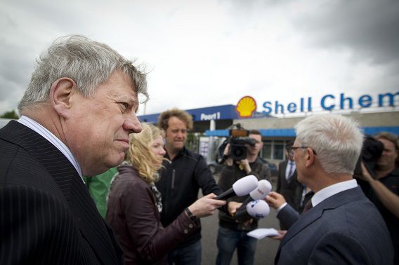 Opstelten: grondig onderzoek naar brand Shell-complex Moerdijk - NRC