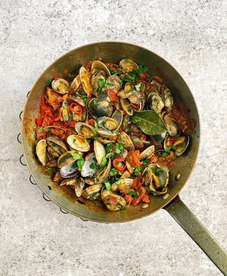 De cataplana: een pan geschapen voor schelpjes - NRC