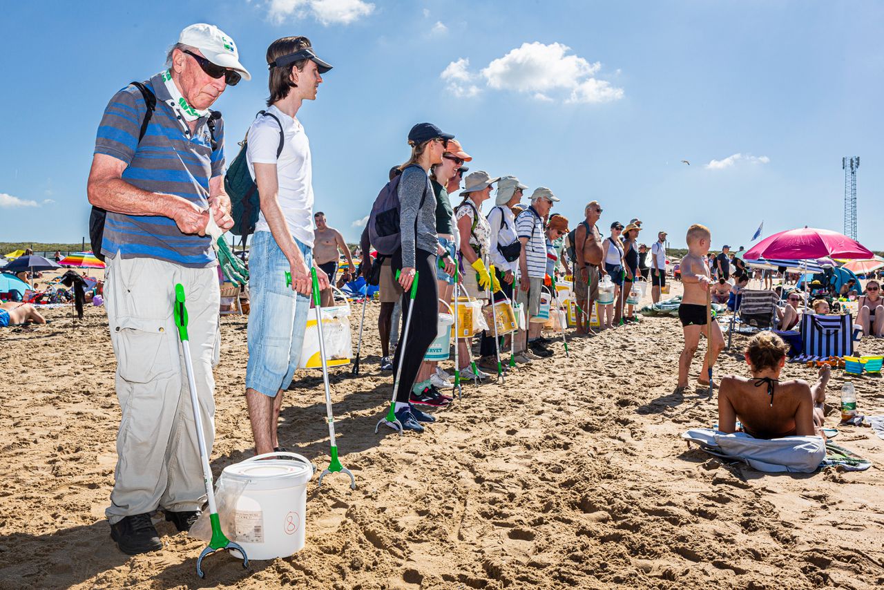 Meelopen met de Beach Cleanup Tour: peuken rapen die anderen in het ...