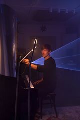 Nick Verstand wil dat zijn lichtkunst een religieuze ervaring biedt - NRC