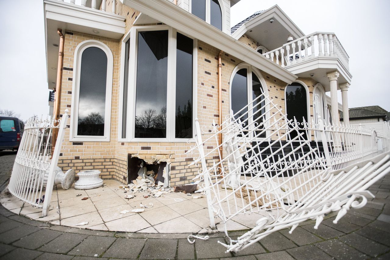 Wat doet het met een kind als de politie je vader komt halen? - NRC